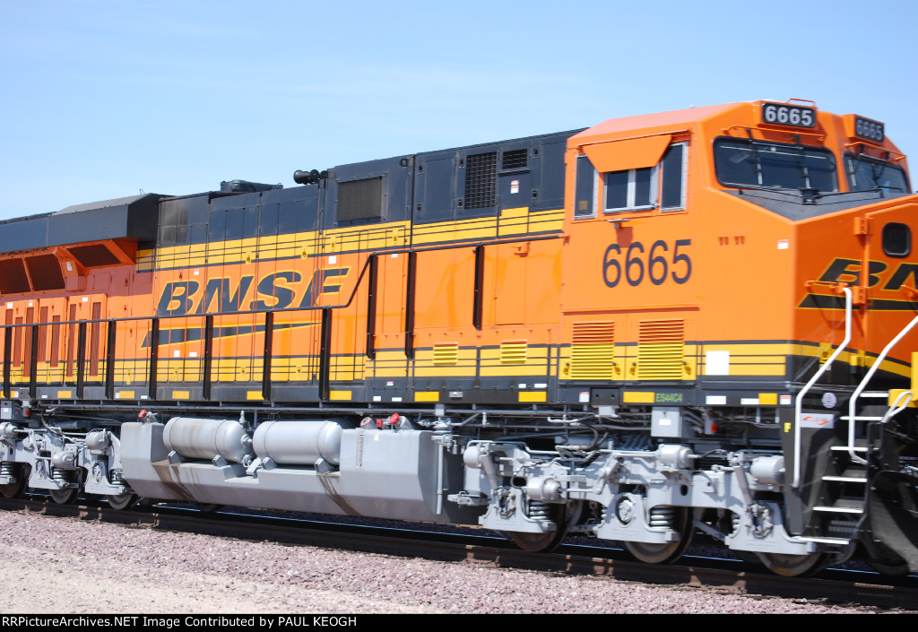 BNSF 6665 heads west as the #2 unit behind BNSF 7278 with a westbound Z.